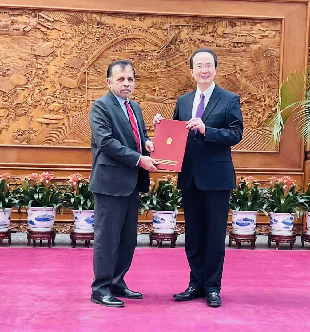 Dr. Palitha T. B. Kohona presents copy of the credentials to the ...