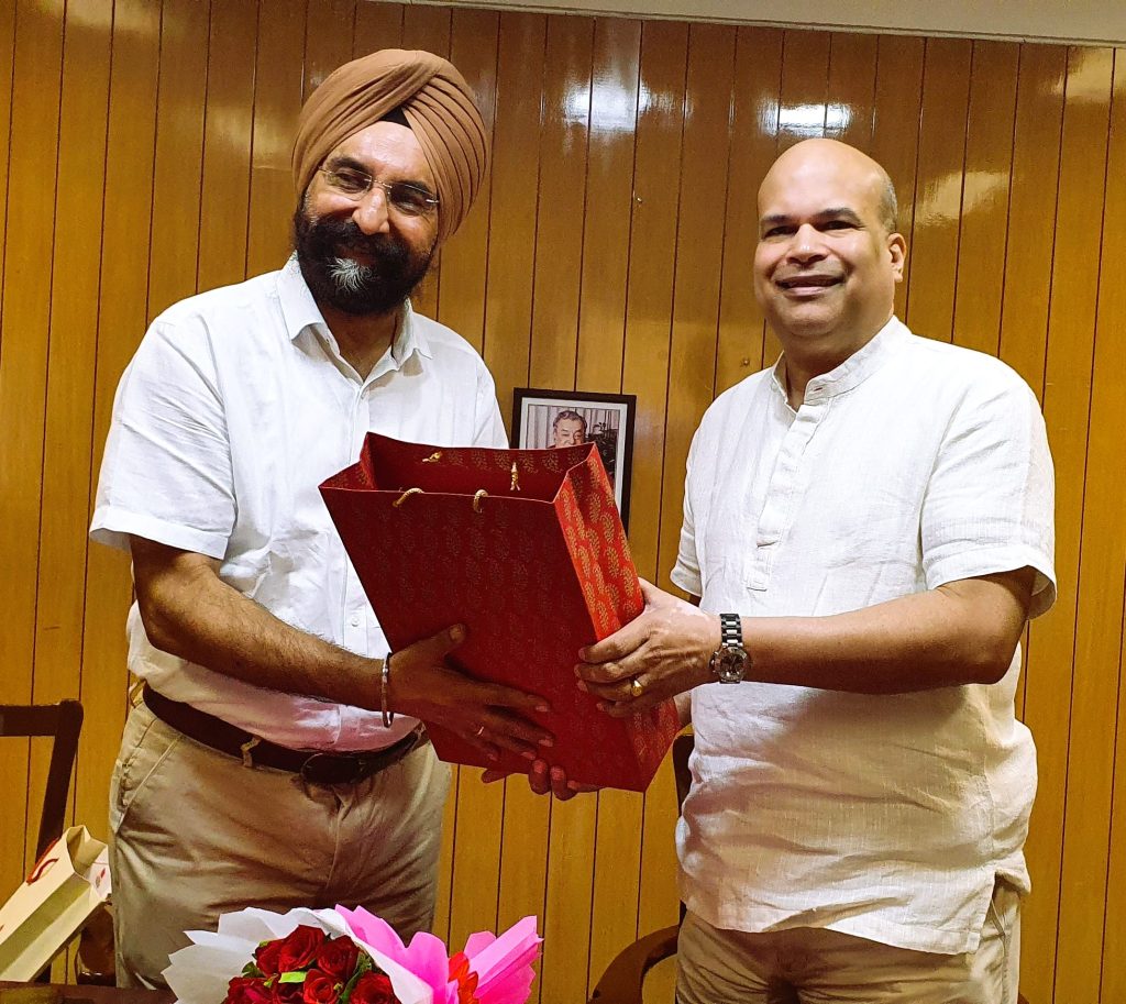 High Commissioner Moragoda visits Amul Headquarters in Gujarat ...